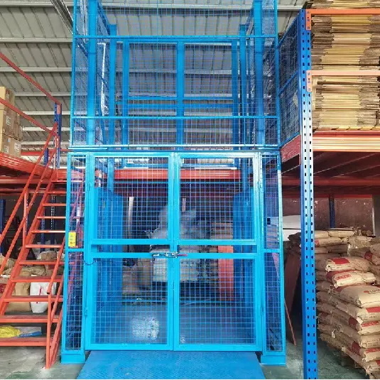 WAREHOUSE CARGO LIFT: forulift